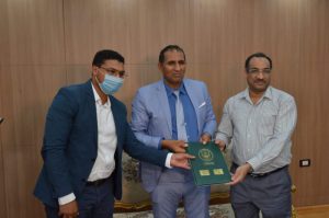 Aswan University President witnessed the ceremony of signing contracts ...
